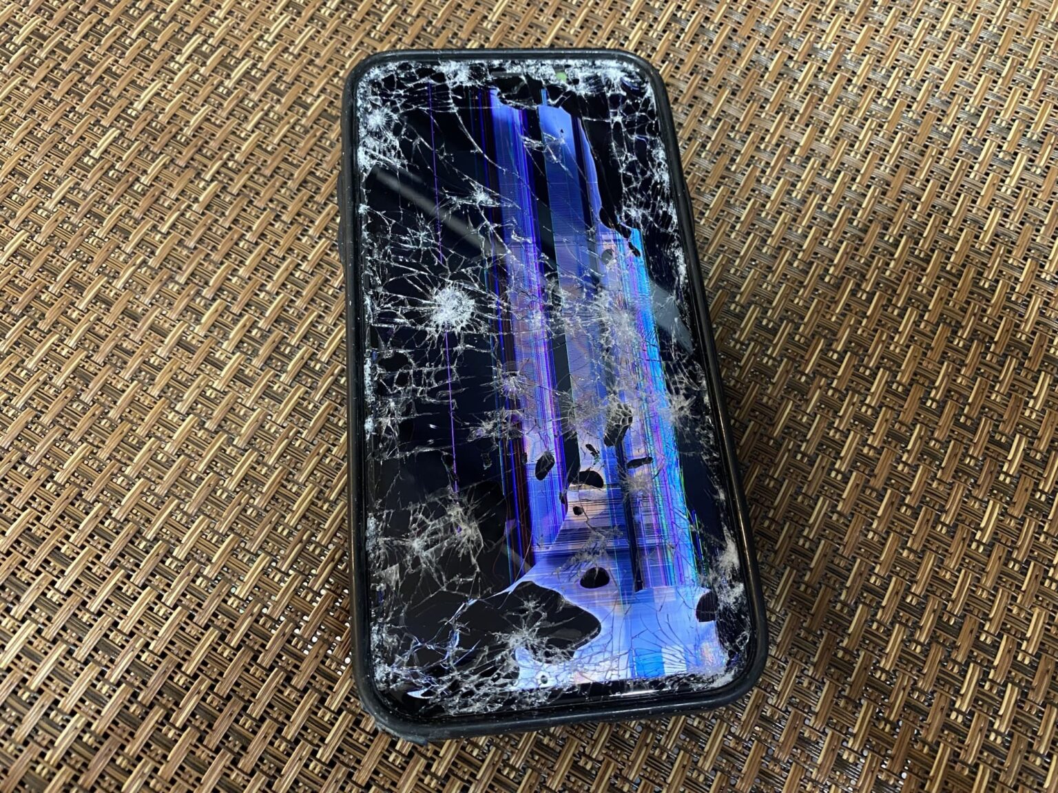 【保存版】iPhoneが液晶漏れ！原因や修理代を徹底解説 | すまほたっぷ